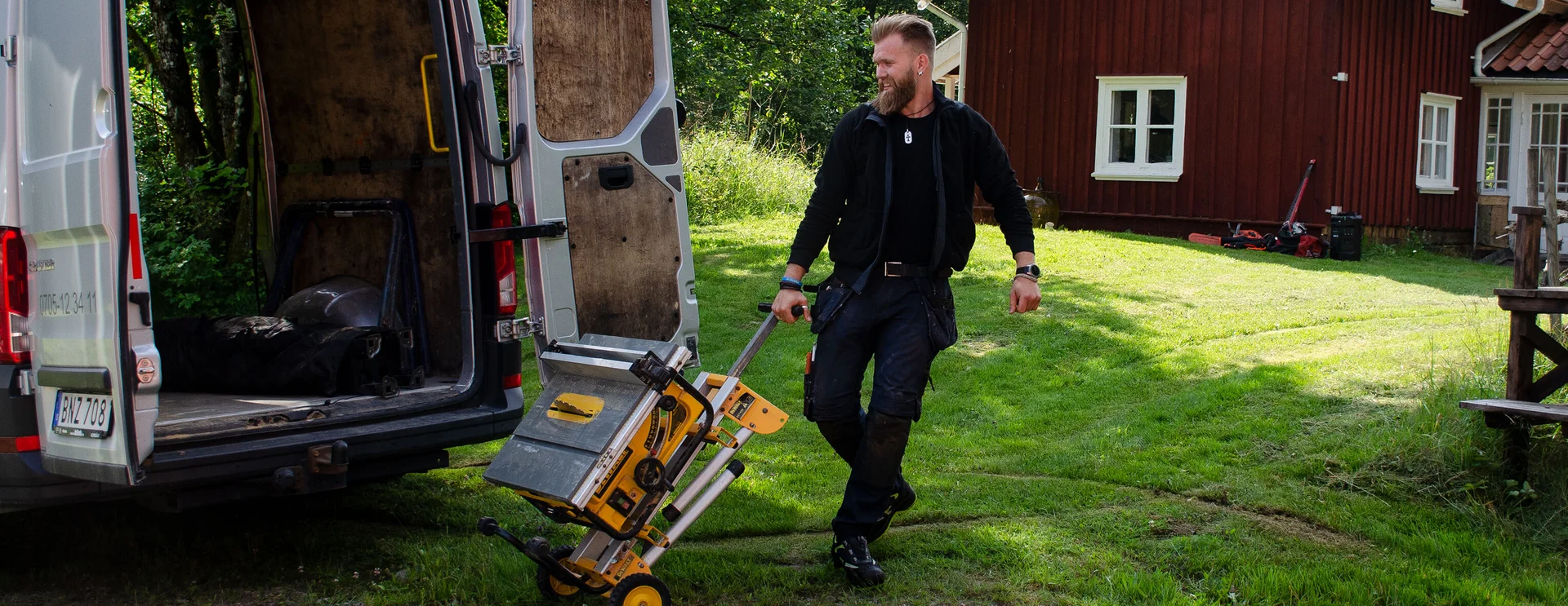 Snickare som sätter plaggen på prov